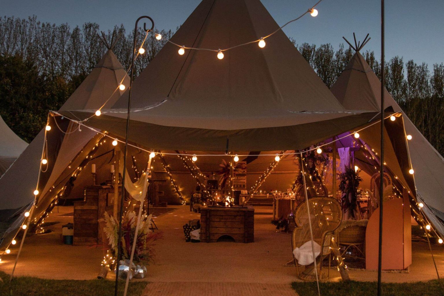 Boho wedding for Autumn tipi celebrations - Love Story Inspiration