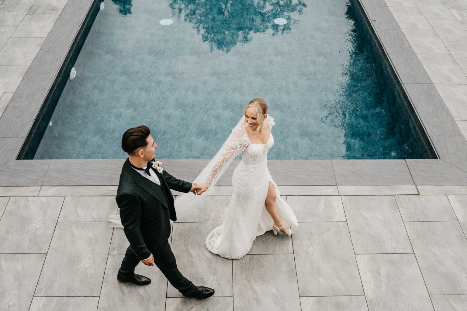 Modern barn wedding with an emotional first look - Love Story Inspiration